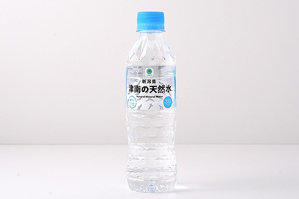 ファミマ「ファミマル 新潟県津南の天然水 370ml」の容器を軽量化＆リサイクルペットボトルに！ - グルメ Watch