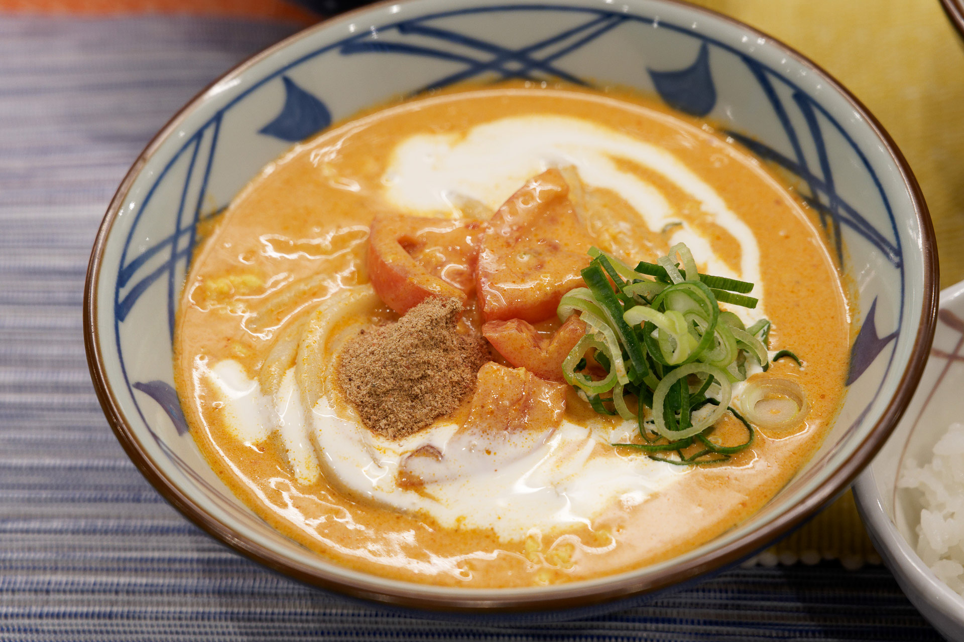丸亀製麺、TOKIO松岡さんこだわりの新作「豆乳仕立ての冷やしトマたまカレーうどん」を一足先に食べてみた - グルメ Watch