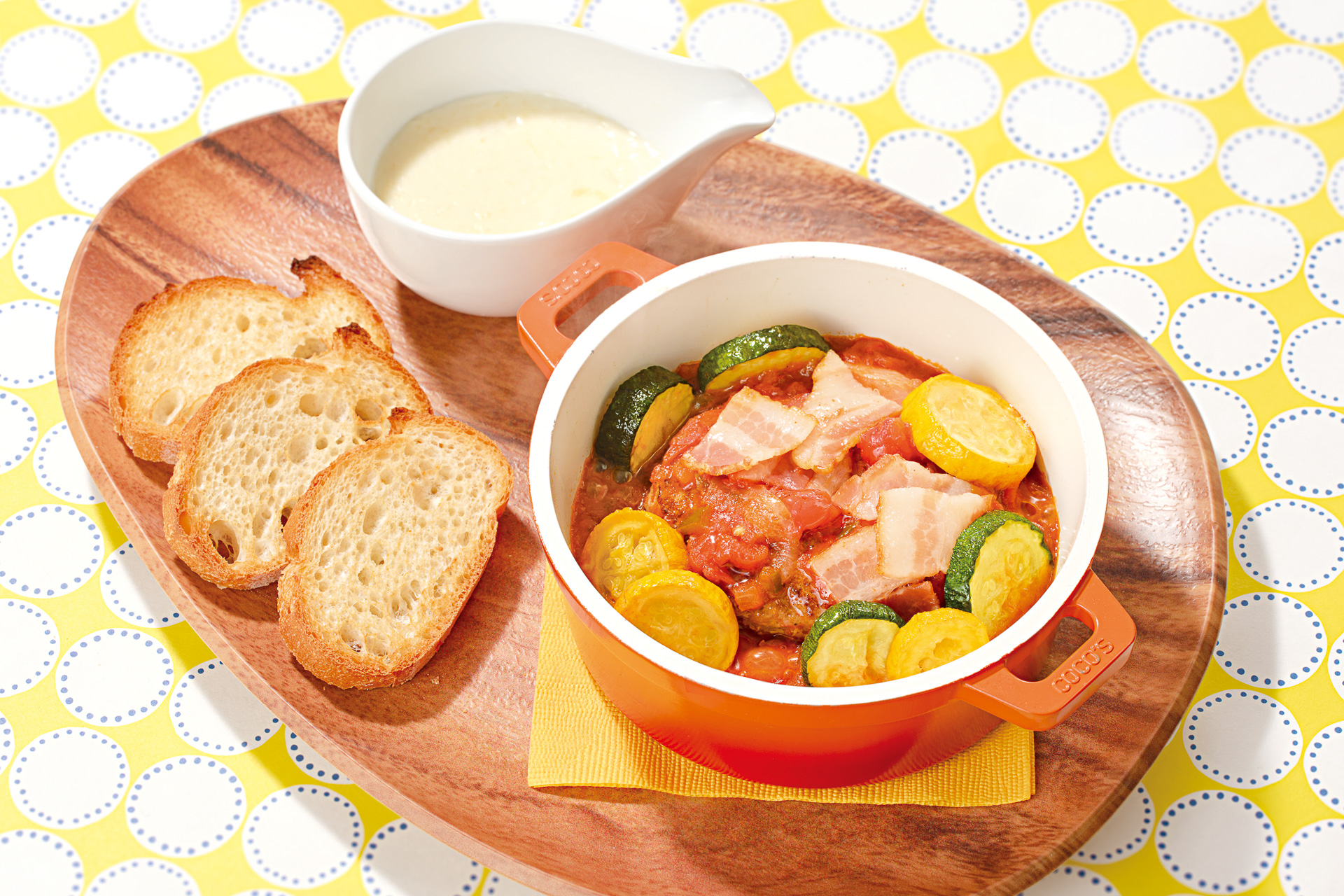 ココス「季節のひとさら～5月～」は、旬の“スッキーニ”のみずみずしさを楽しむココットハンバーグとトマトパスタ - グルメ Watch