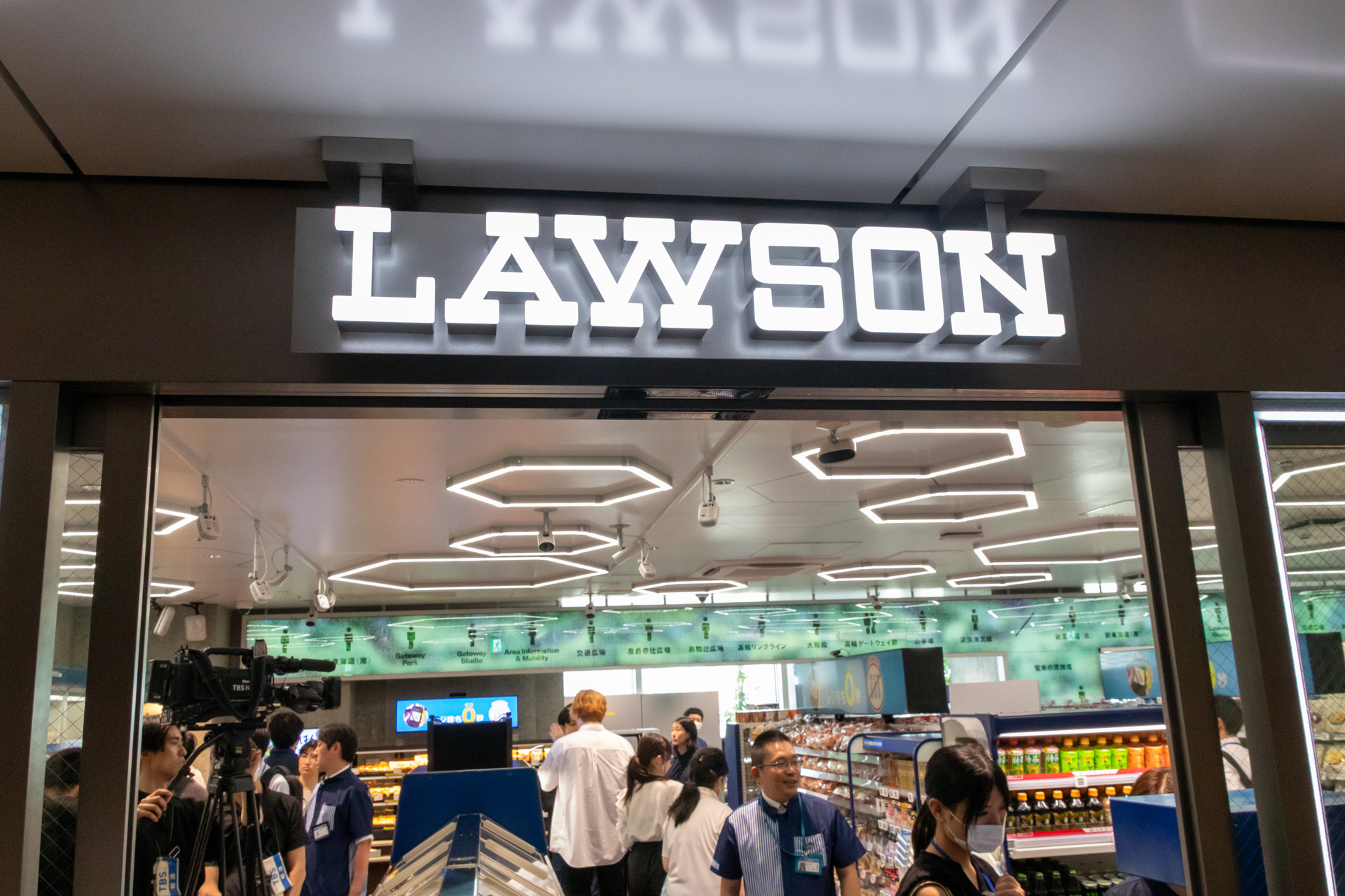 KDDI・ローソン「Real×Tech LAWSON」1号店を高輪ゲートウェイシティにオープン デジタルサイネージやロボティクスを活用 - グルメ Watch