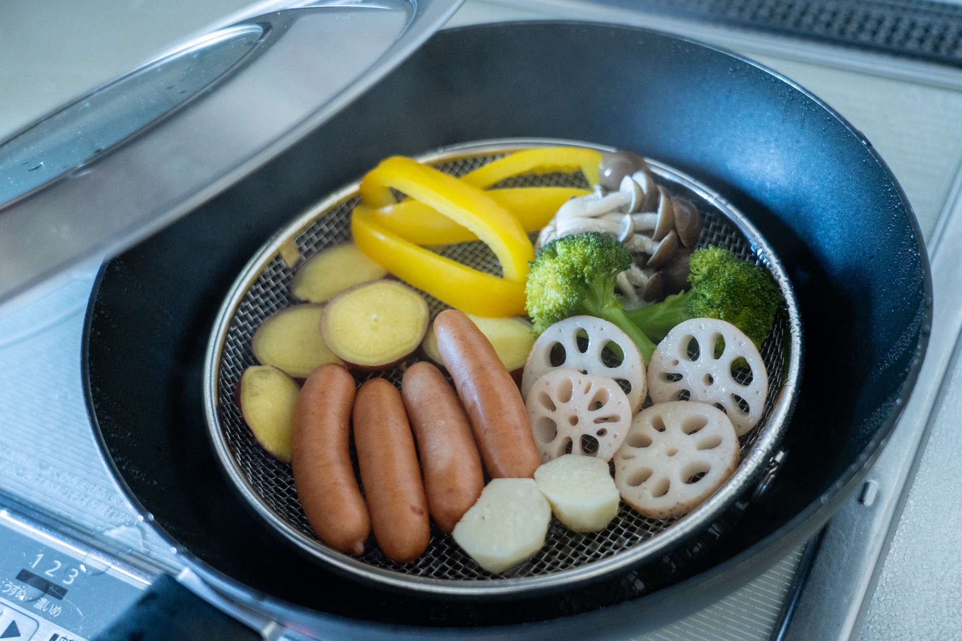 「すっきり暮らす盆ざる」を使ってみたら、小回りがきく便利アイテムだった！ 蒸し料理/湯切り/洗いざるにも！ - グルメ Watch